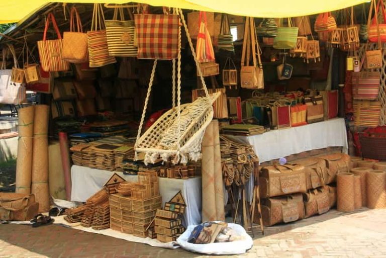 13 Amazing Places For Street Shopping in Delhi